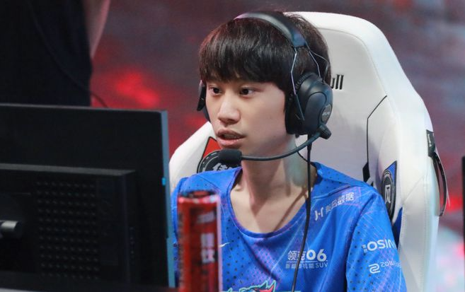 TheShy：排位，比我努力的人不多；女仆游艇派对40多名美女任选，售价仅3000块？阿水登上了《作文素材》杂志