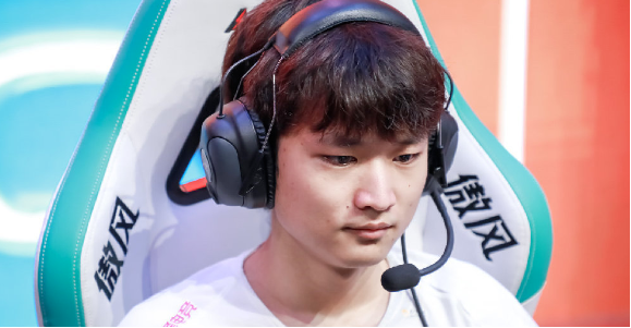 Huanfeng真的变了，闪现向前1v4狂飙，观众直呼陌生