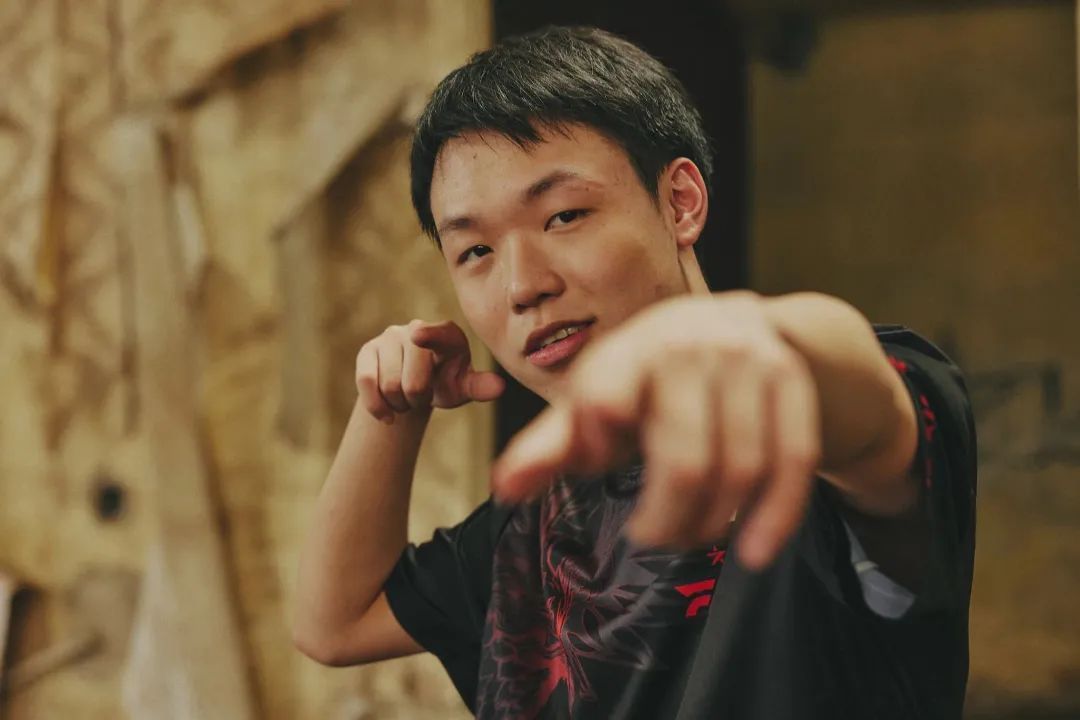 【无畏契约季前邀请赛】FPX.AAAAY专访：我们有了线下赛的经验，心态上大家会变的更加自信