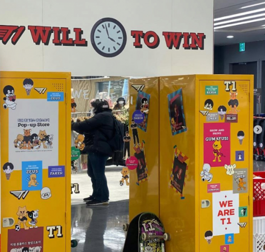 大无语事件！跟T1合作企业原来是“小黑子”，门店挂出1557时钟