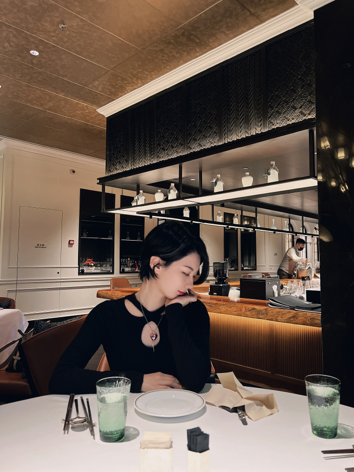 【见闻2098】牛捉羊晒照化身辣妹，金贡自曝皮肤钱要到账了