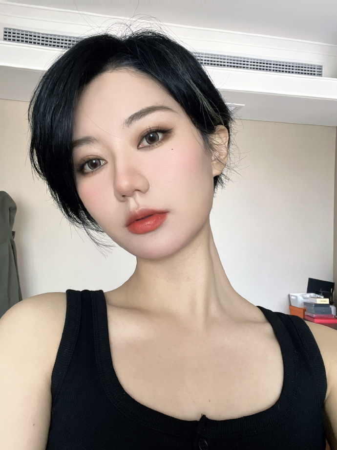 【见闻2098】牛捉羊晒照化身辣妹，金贡自曝皮肤钱要到账了