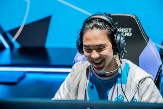 LPL四强EDG挺进胜者组，C9韩援AD获常规赛MVP，T1青训太猛