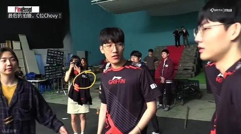 冠军AD的深情！Viper回韩国是为了女友；Gala和JKL女友同游日本