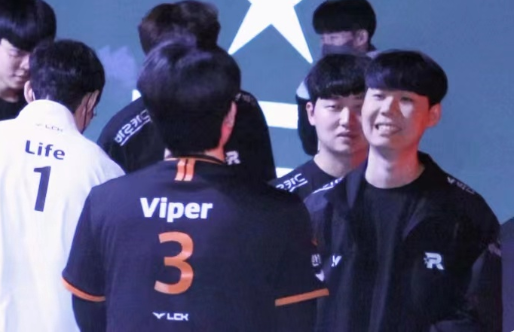 冠军AD的深情！Viper回韩国是为了女友；Gala和JKL女友同游日本