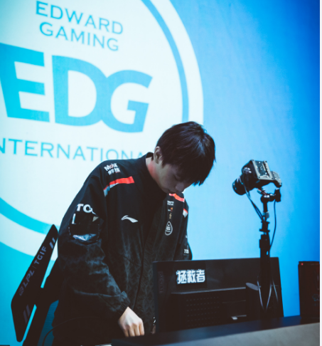 Zeus状态差害了EDG！老岳描述LOL季后赛细节，思路被T1带歪