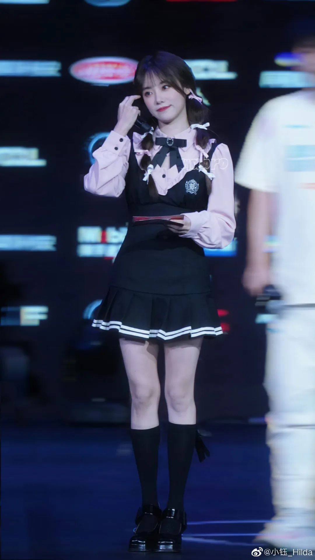 LPL女解说也擦边？电竞椅上的Rita，希然慢动作视频让人欲罢不能！