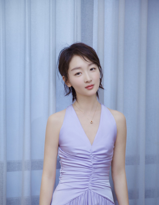 周冬雨着深V裙现身活动 被赞越来越有女人味 腾讯网