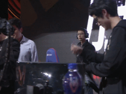 果然是RNGay！教练对小虎又搂又抱：打的太好了_腾讯新闻