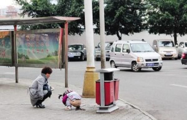 小孩日本街头撒尿被阻止 中国大妈拒认错腾讯网
