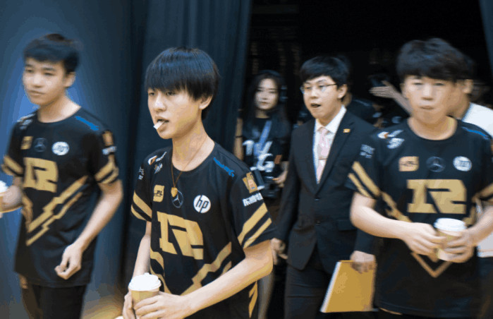 RNG选手对阵EDG前观看LCK直播引网友热议：都开始研究S8的对手了