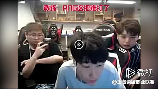 RNG.M直播，阿澈化身一笑迷弟，回怼教练“别黑我RNG！”