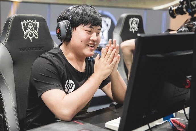 Uzi透露补刀总是压制对面的秘诀：很简单，吃自己打野经济！