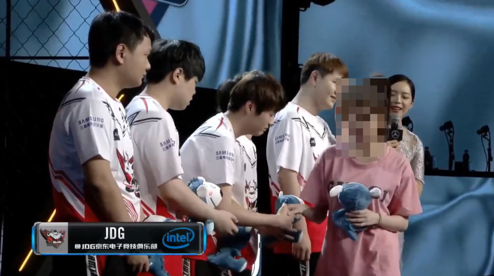 JDG战胜EDG后的握手会出现奇葩粉丝，真是给EDG丢人啊！