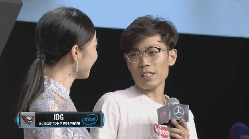JDG淘汰EDG，现场粉丝不愿跟JDG队员握手，网友：输不起