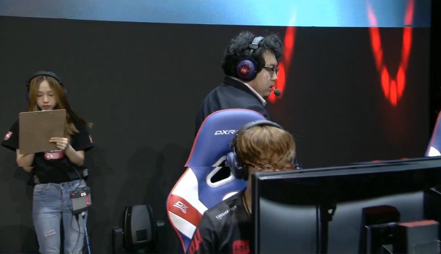 RNG赢下S8门票，小虎却很失落，网友：这是同情Doinb？