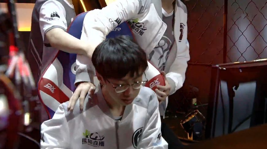 IG即将迎战RNG，JKL全身发抖，网友：这烬能把王校长逗乐