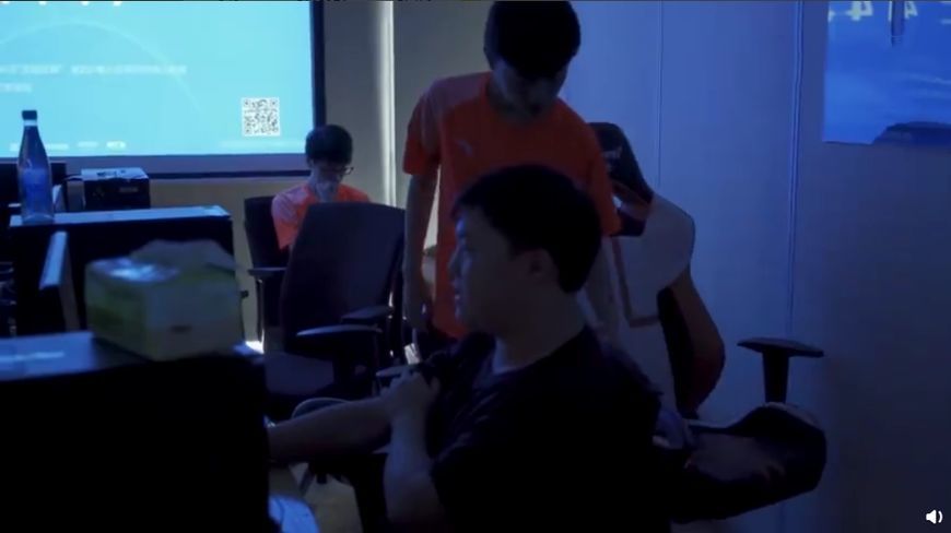 兮夜和MLXG在亚运会时起冲突，Uzi：沟通不了就别打！