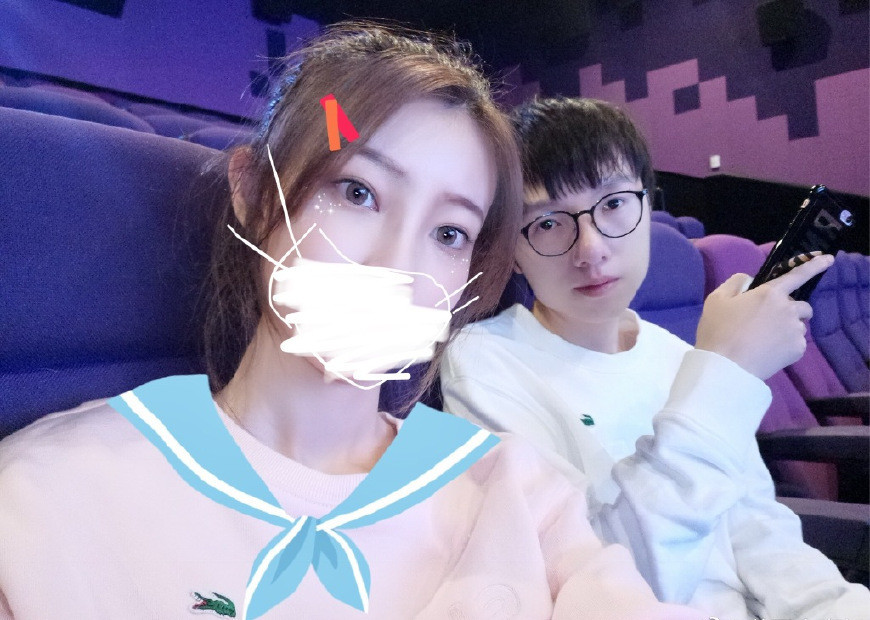 RNG最帅MLXG包场陪女友看电影，网友：香锅是洗头了吗？