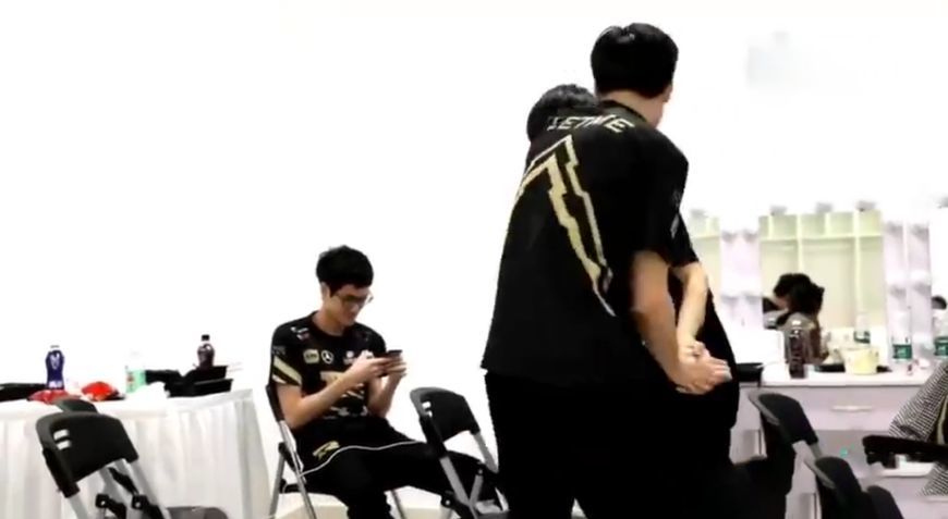 RNG上辅爆发激烈冲突，Uzi看戏，小明跟严君泽厮打在一起！