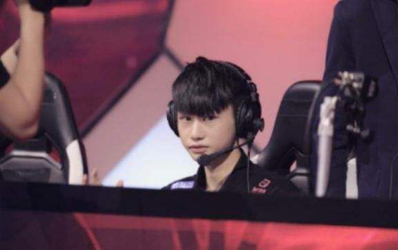 王者荣耀KPL：Song首次离开首发，时隔一天上演王者归来！