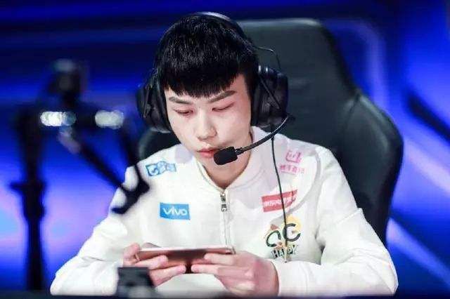 王者荣耀KPL：Song首次离开首发，时隔一天上演王者归来！