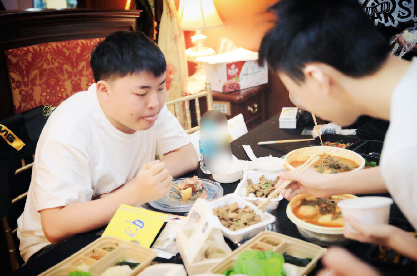 RNG训练赛被KT连爆三把，IG和KT五五开！网友：开始演了