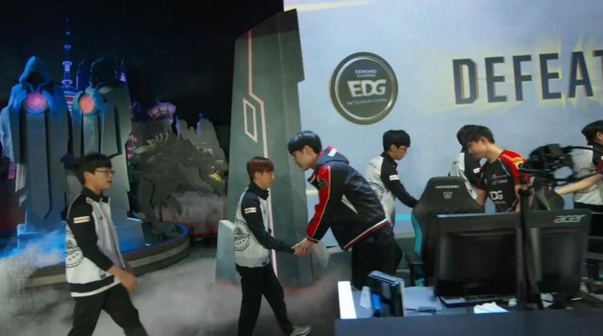 Meiko糟糕表现引发网友热议：KT第六人？还和Deft拥抱