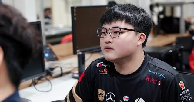 从德云色解说RNG的BP中，可推断教练明演队伍要RNG陪KT