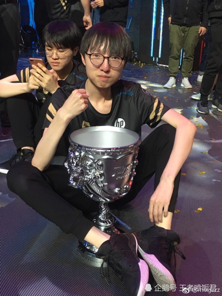 MLXG回国后独自一人吃烧烤，MLXG表妹：香锅要过平淡生活