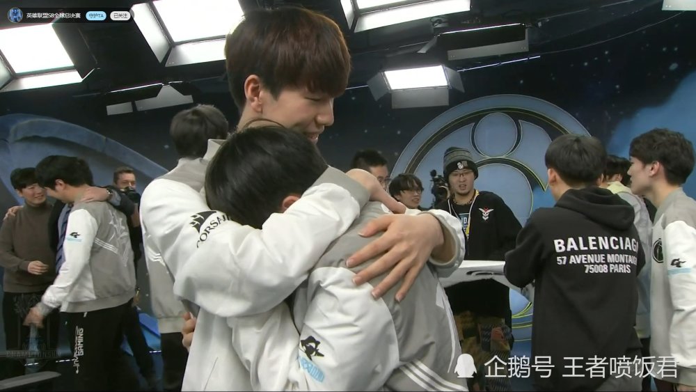 IG横扫FNC拿下冠军，JKL获王思聪拥抱！网友：以后稳了！