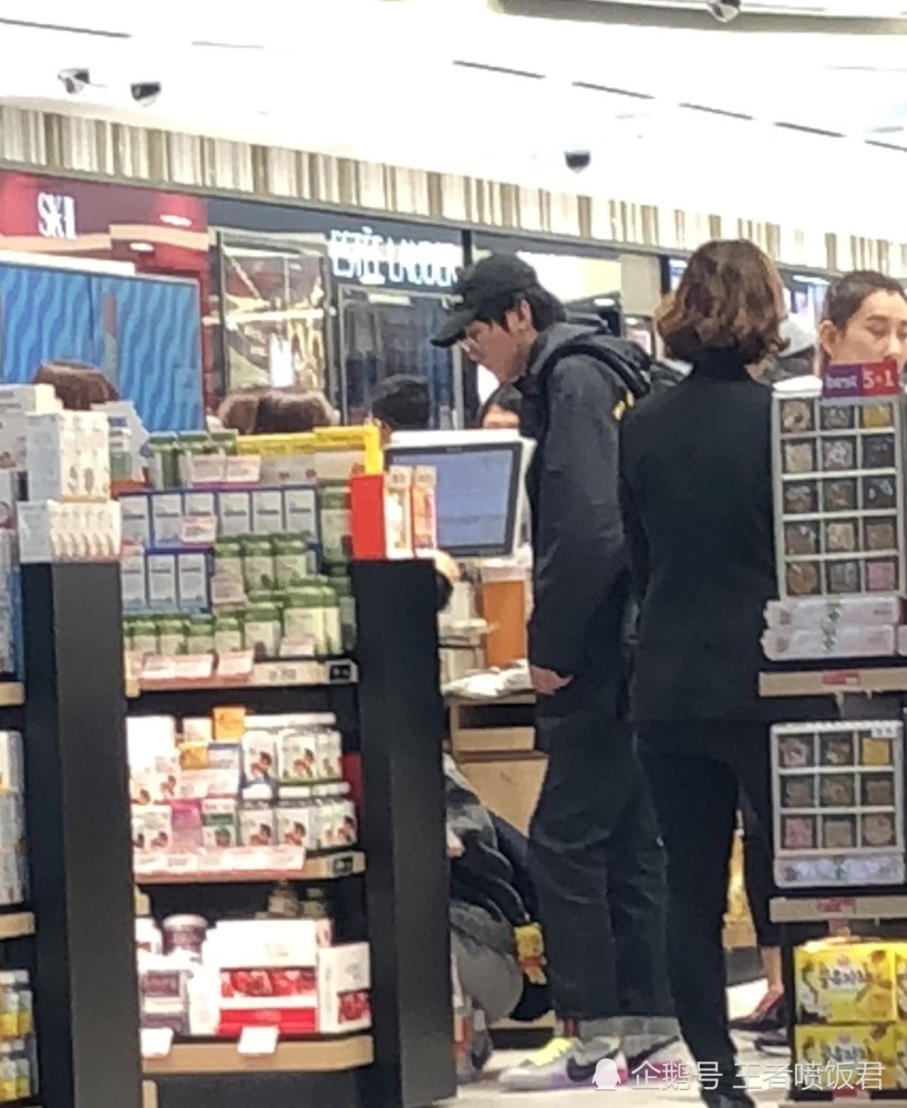 S8：网友机场偶遇IG队员，JKL乘坐经济舱，十分接地气！