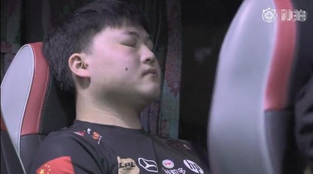 根据RNG第四局视频的描述，哈特大概率会离开，UZI被正名