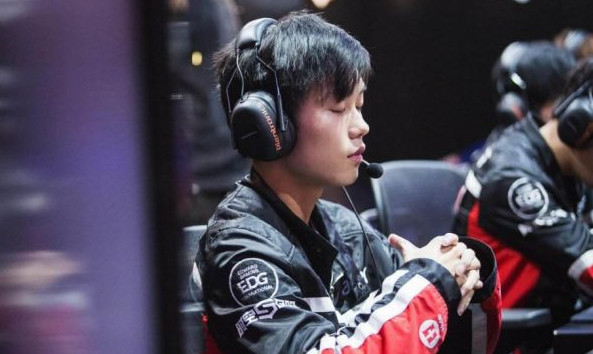 LPL003号选手姿态退役，职业选手编号的前十名你都知道谁？