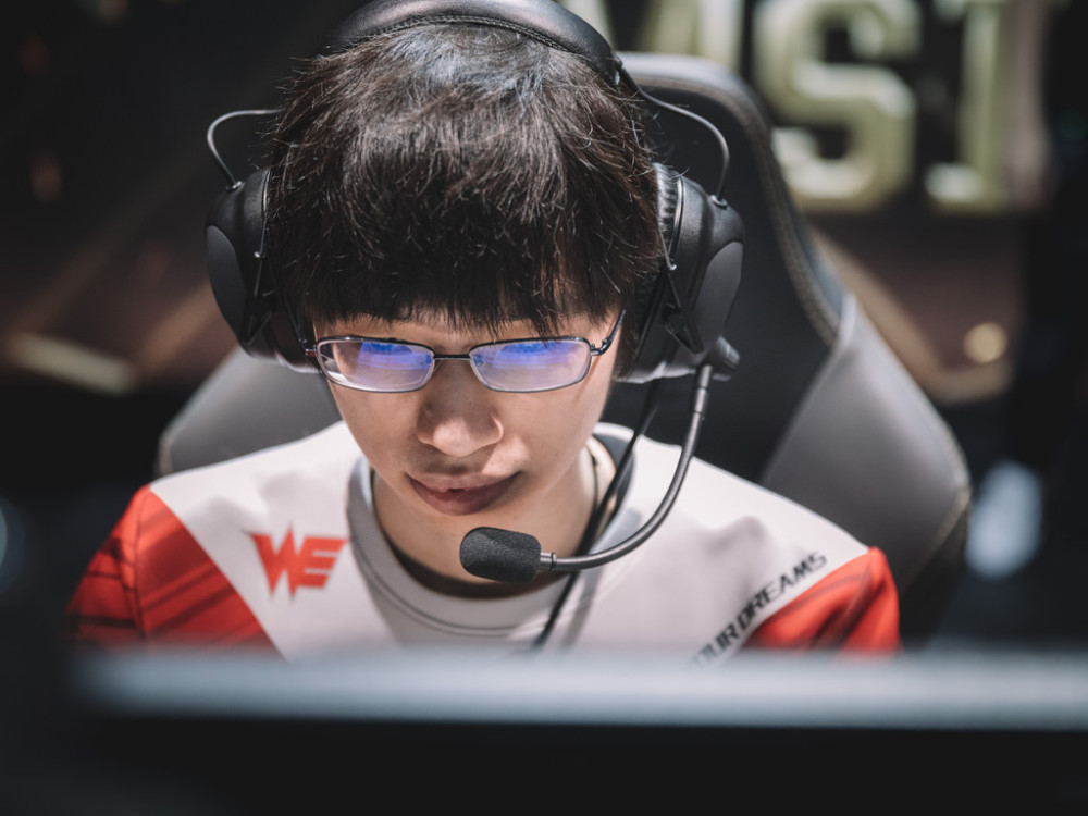 957亲自回应不上场原因：S8后状态一直不好，主动要求轮换！