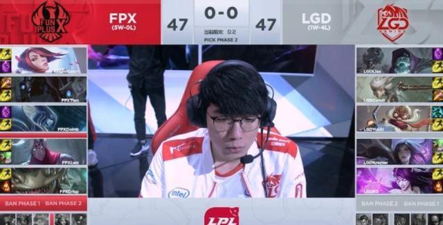 FPX大胜强队质检员LGD，6连胜登第一，Doinb观众大赞