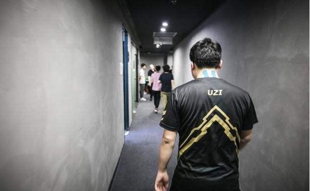 粉丝强烈要求SMLZ换下UZI，小虎的理解能力是数一数二的