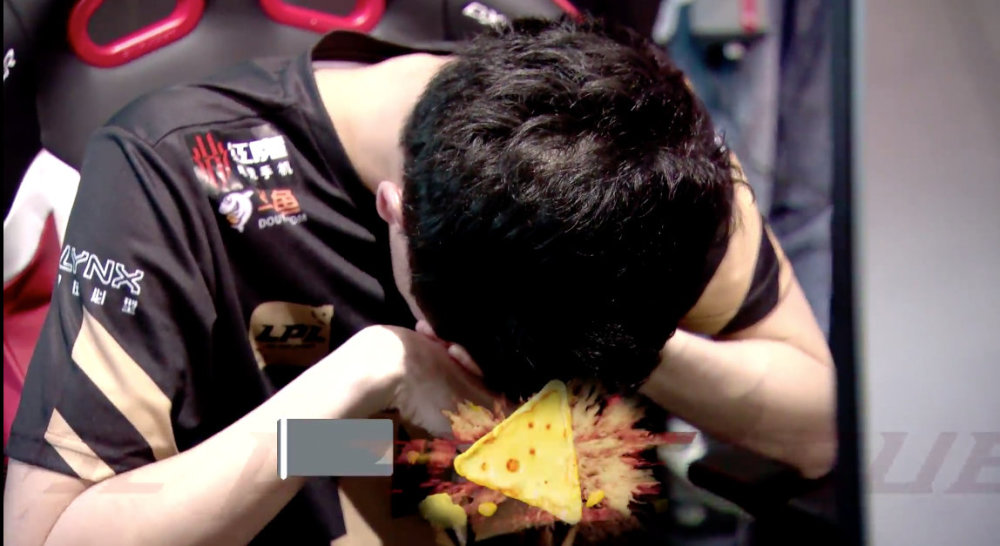 Karsa扎克无解开团令RNG绝处逢生，压力太大泪洒赛场！