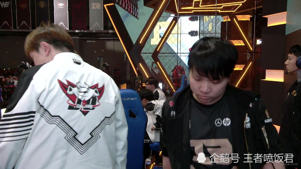 RNG赢JDG，全员黑脸无交流，一细节透露AJ快撑不下去了！
