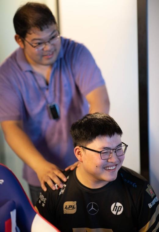 RNG从衰败到雄起最后坠入神坛，管理层是时候换一批教练了