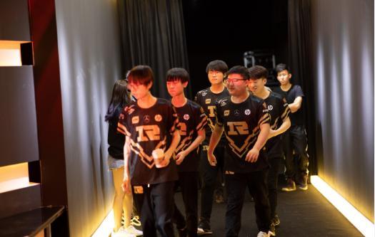 RNG从衰败到雄起最后坠入神坛，管理层是时候换一批教练了