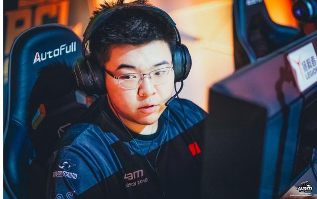 绝地求生：韦神化身OB指挥官，4AM终于在PCL吃上鸡了