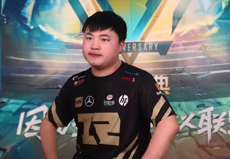 英雄联盟：UZI，出道即成名，努力的天才ADC