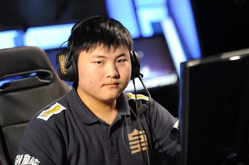 英雄联盟：UZI，出道即成名，努力的天才ADC