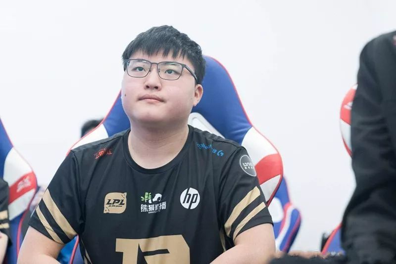 英雄联盟：UZI，出道即成名，努力的天才ADC