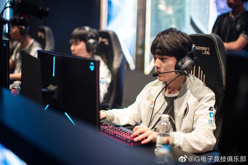 Perkz评价iG下路：Jackeylove很强，宝蓝很菜！