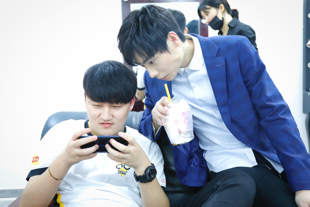 老阳入驻QG基地，场下举牌助威！目睹QG2.0崛起，物是人非