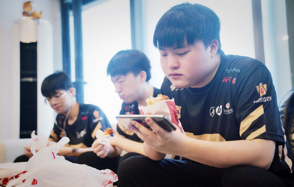 RNG遗憾落败FPX，解说姿态却火了！热度直接赶超官方直播间