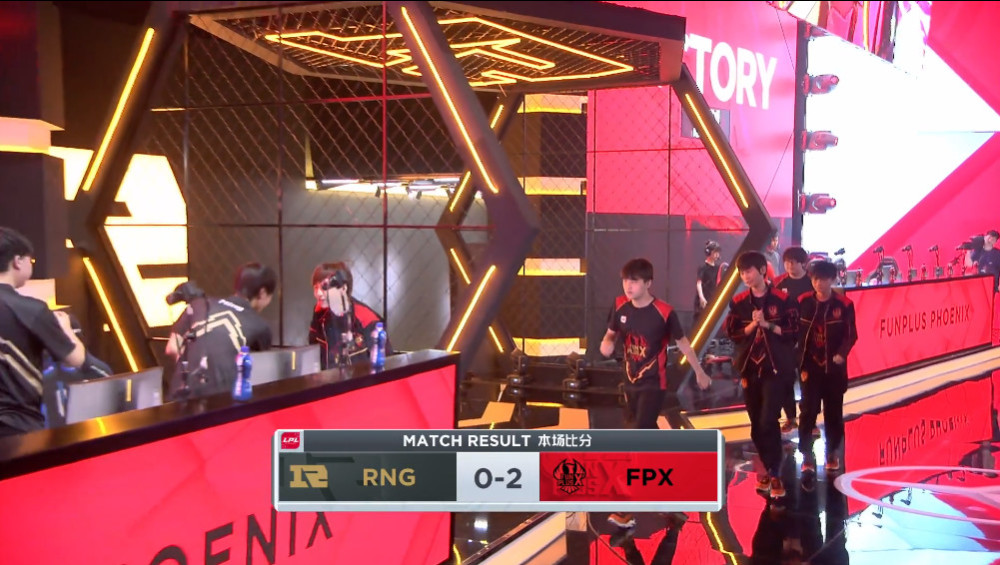 RNG遗憾落败FPX，解说姿态却火了！热度直接赶超官方直播间