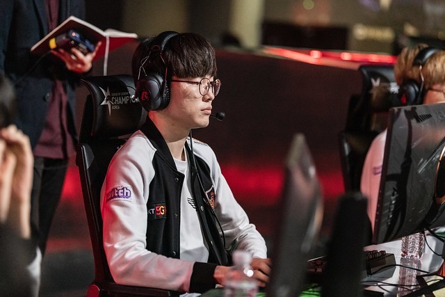 Faker状态不在线，Khan扛着SKT晋级，汉子哥真的很顶